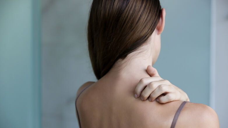 Dit zijn de oorzaken van acne op je rug en zo kom je ervanaf - Trendalert