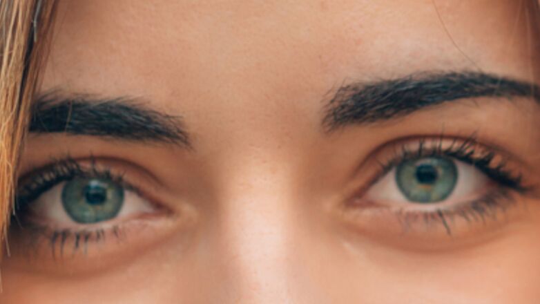 Waarom bruine mascara nóg mooier is bij groene ogen - Trendalert