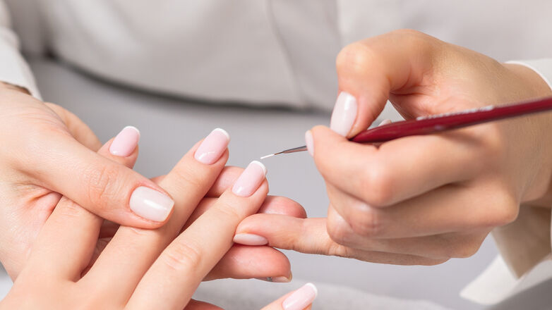 Deze onzichtbare French tips zijn de leukste variatie op deze klassieke ...